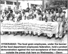 HYDERABAD: Food grain godown employees stage demo - Newspaper - DAWN.COM