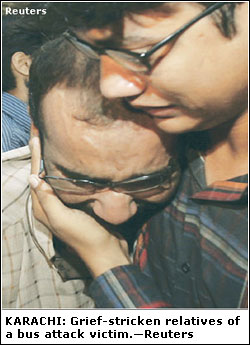 Karachi bus attack claims seven lives - Newspaper - DAWN.COM