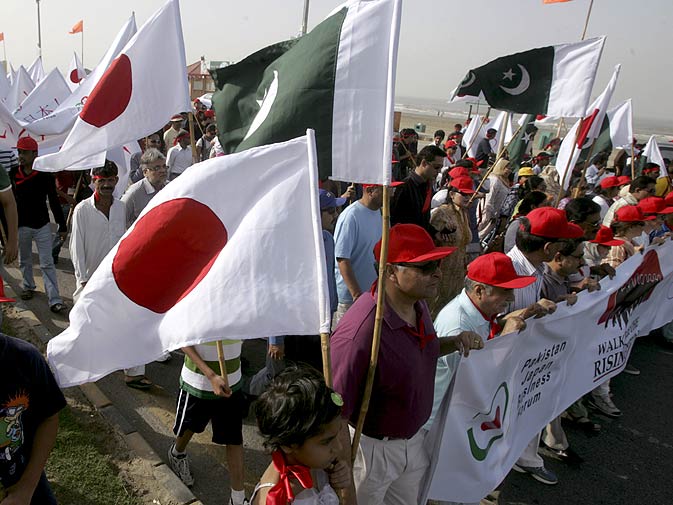 Pakistanis rally for Japan - DAWN.COM