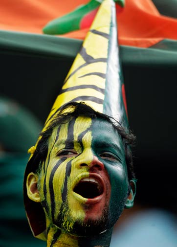 Bangladesh fans bring out the colours - Sport - DAWN.COM