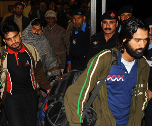 Libya crisis: 350 Pakistanis arrive in Lahore - Pakistan - DAWN.COM