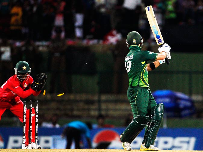 Pakistan crushes Zimbabwe to cruise into quarters - Sport - DAWN.COM