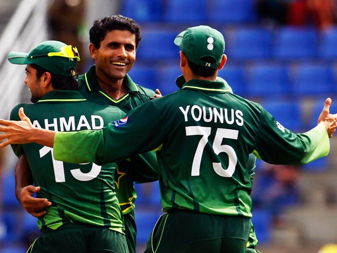 Pakistan crushes Zimbabwe to cruise into quarters - Sport - DAWN.COM