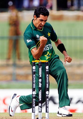 Pakistan crushes Zimbabwe to cruise into quarters - Sport - DAWN.COM