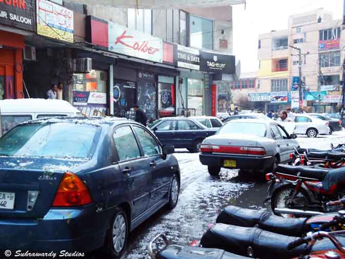 Snow day in Lahore - Pakistan - DAWN.COM