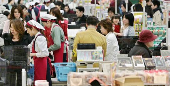 Japan consumer confidence dives at record pace - World - DAWN.COM