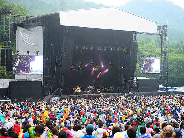 Show goes on for Japan's Fuji Rock festival - DAWN.COM