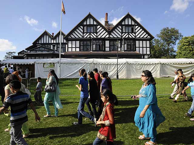 60,000 celebrate Hindu festival in British countryside - World - DAWN.COM