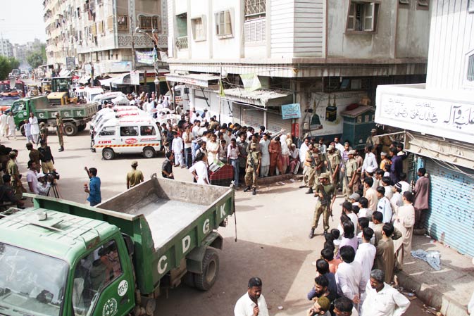 Rescue efforts at Lyari building collapse - Pakistan - DAWN.COM