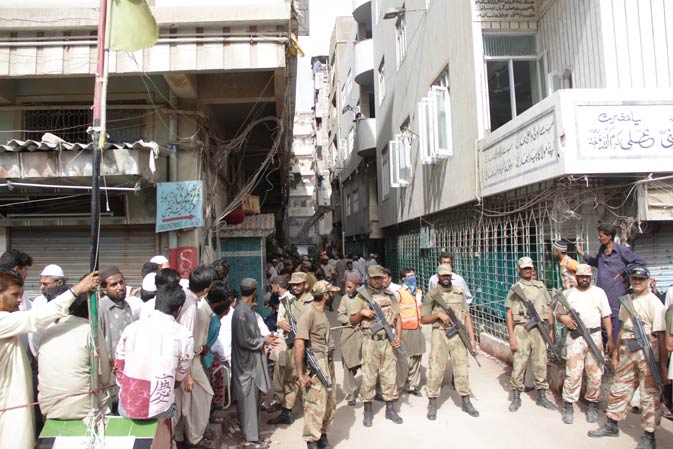 Rescue efforts at Lyari building collapse - Pakistan - DAWN.COM