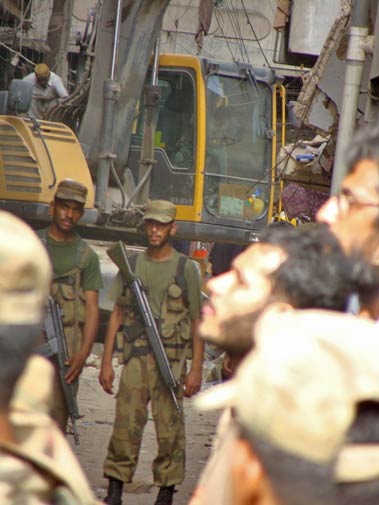 Rescue efforts at Lyari building collapse - Pakistan - DAWN.COM
