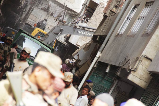 Rescue efforts at Lyari building collapse - Pakistan - DAWN.COM