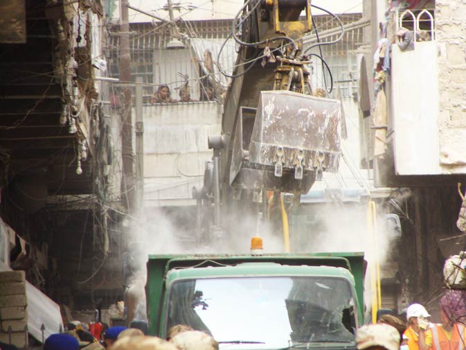 Rescue efforts at Lyari building collapse - Pakistan - DAWN.COM