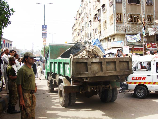 Rescue efforts at Lyari building collapse - Pakistan - DAWN.COM