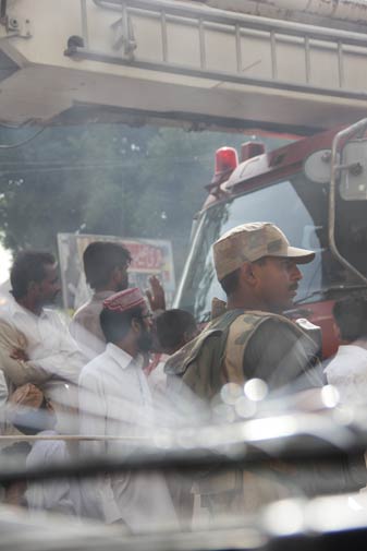 Rescue efforts at Lyari building collapse - Pakistan - DAWN.COM