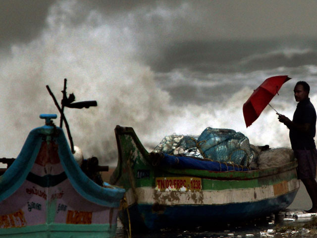 Cyclone Thane lashes India's south coast - World - DAWN.COM