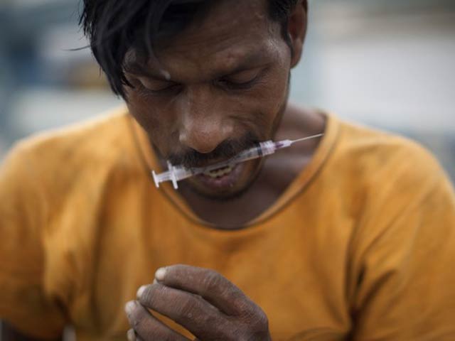 Unsafe needle use among IDUs is on the rise: survey - Pakistan - DAWN.COM