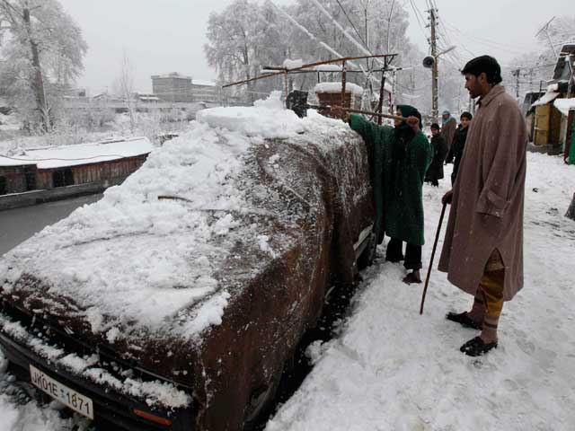 Heavy snowfall continues in northern areas and Kashmir - Pakistan ...