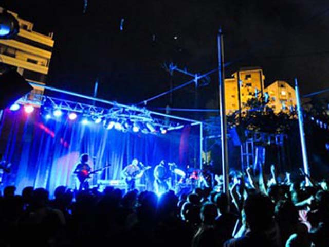 Gate crashing becomes a risky trend in concerts - Pakistan - DAWN.COM