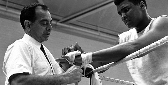 The legend behind Muhammad Ali dies - Sport - DAWN.COM