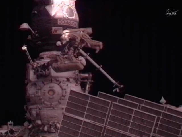 Russian astronauts step outside space station - DAWN.COM