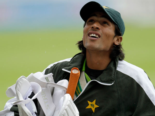 Amir gets Akram’s backing for international comeback - Sport - DAWN.COM