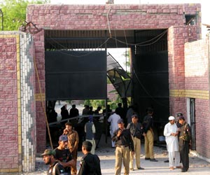 Militants attack Bannu jail, nearly 400 inmates escape - Pakistan ...