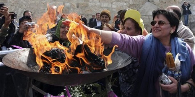 Christians in Holy Land pray on Easter Saturday - World - DAWN.COM
