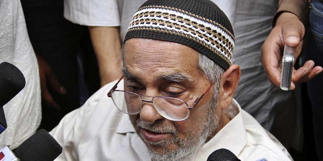 Dr Chishti steps out of jail, wants to return soon - Pakistan - DAWN.COM