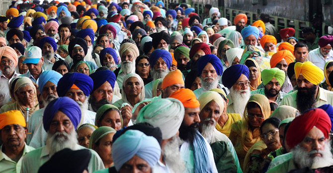 Sikh pilgrims cross the border - Pakistan - DAWN.COM