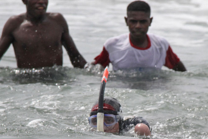Limbless Frenchman swims 20 km - Sport - DAWN.COM