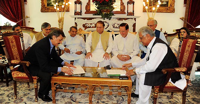 Nawaz, Chattha forget the past, ink poll deal - Pakistan - DAWN.COM