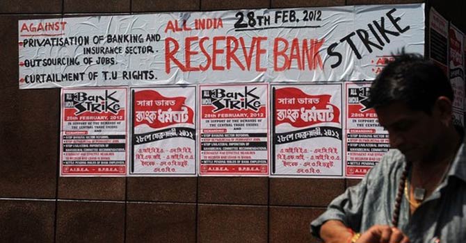 India bank staff begin two-day strike against reforms - World - DAWN.COM