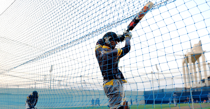 Starc stars as Australia dig in to beat Pakistan - Sport - DAWN.COM