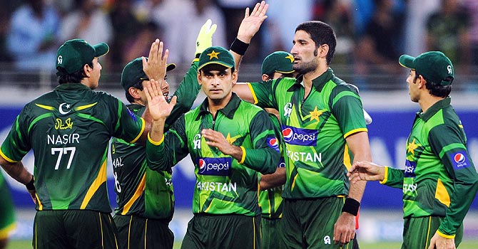 We need to carry winning momentum on: Hafeez - Sport - DAWN.COM