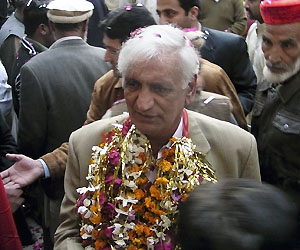 Bashir Bilour assassinated: Secretary, 7 others die in blast - Pakistan ...