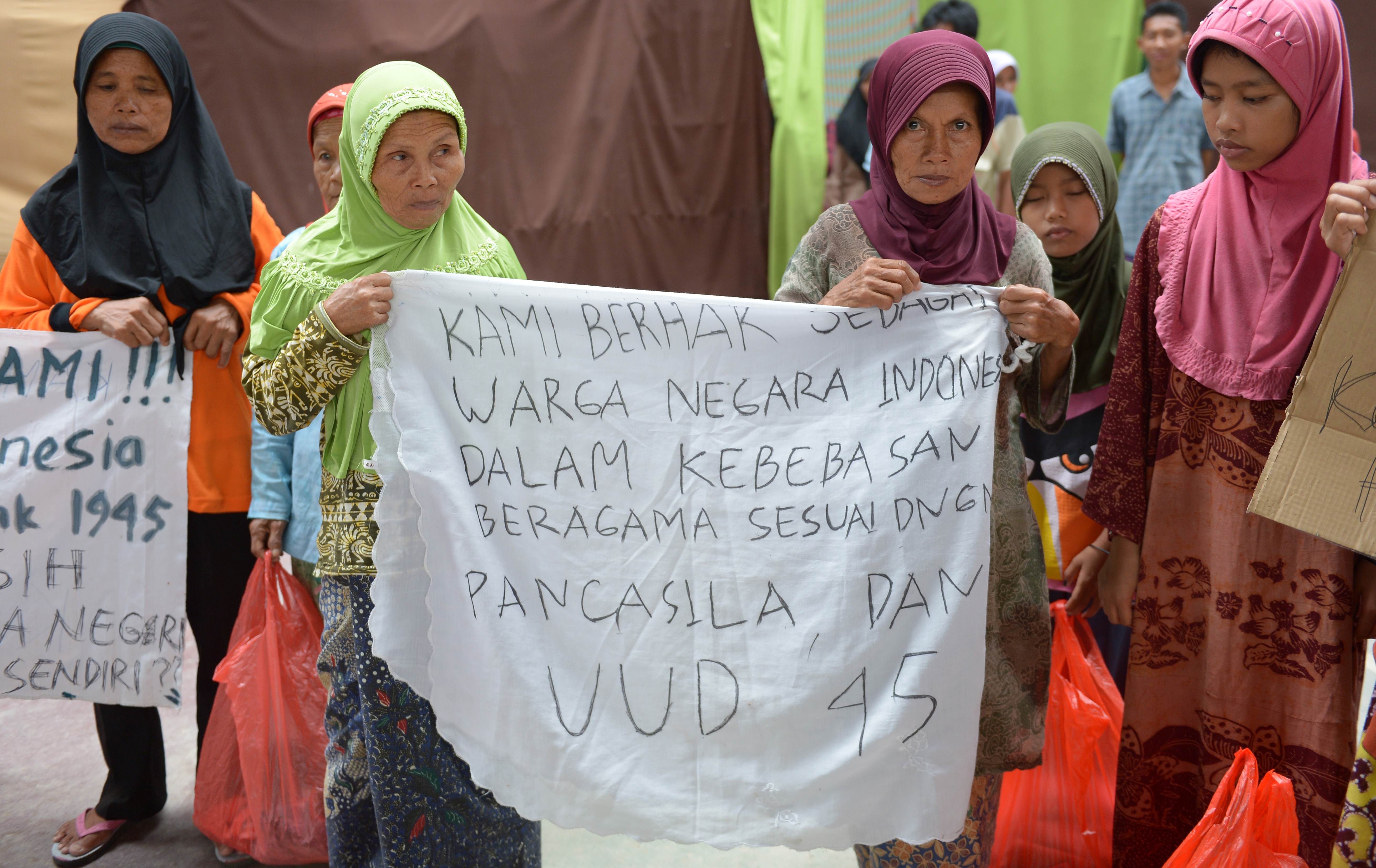 Indonesian Shias persecuted as 'heretics' live in limbo - World - DAWN.COM