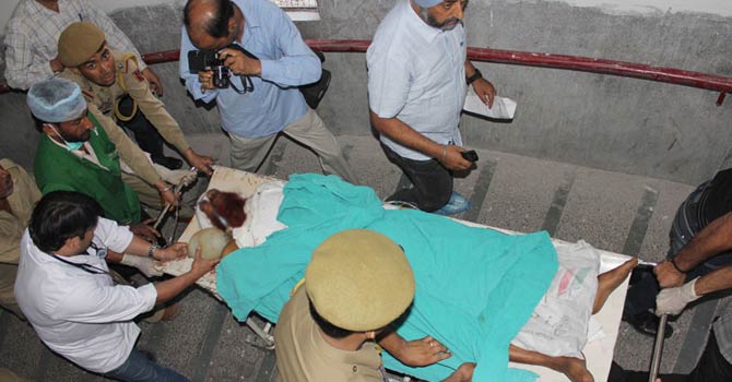 Officials of Pakistan High Commission visit Sanaullah in hospital ...