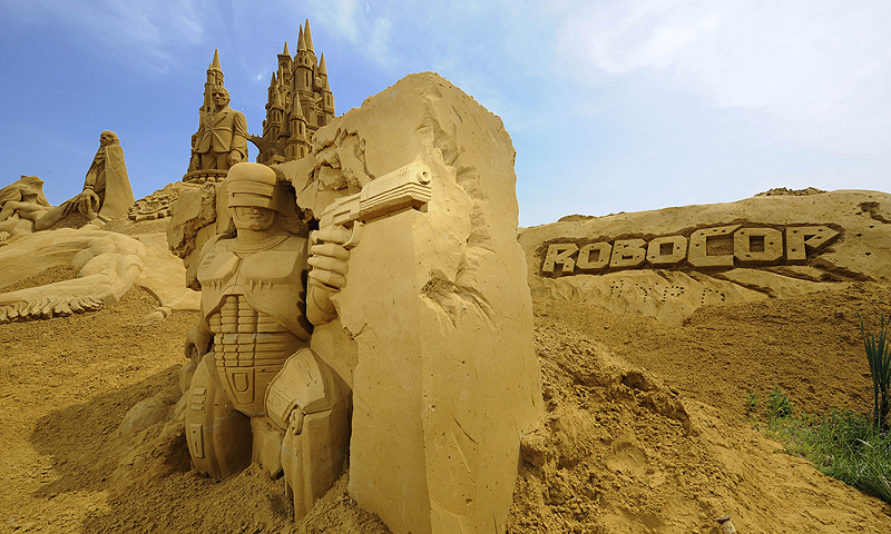Inventive sand sculptures - DAWN.COM