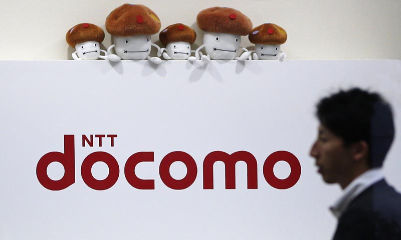 Japan's DoCoMo holds out to iPhone mania, but at what cost? - DAWN.COM