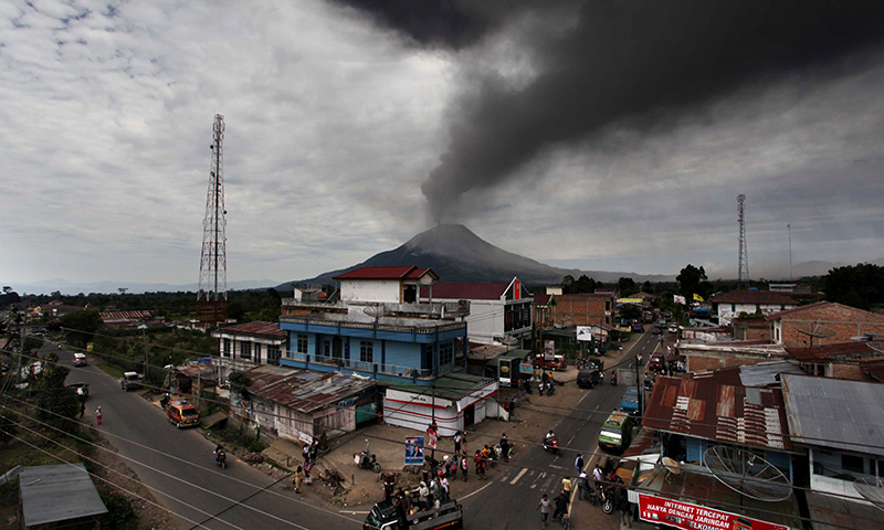 Mount Sinabung volcano erupts in Indonesia - World - DAWN.COM