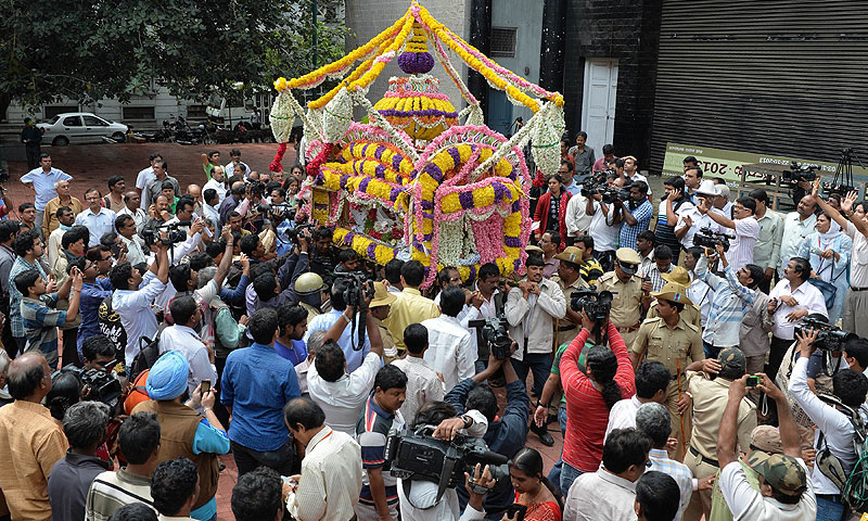 Inimitable Bollywood legend Manna Dey leaves the world - DAWN.COM