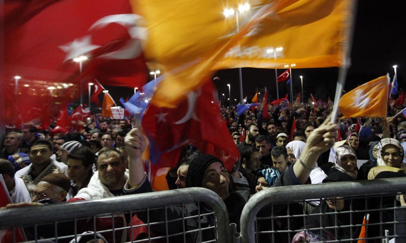 Turkish riot police clash with anti-govt demonstrators - World - DAWN.COM