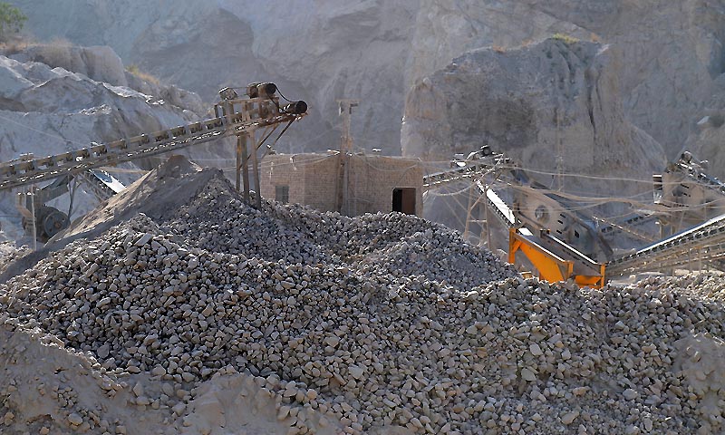 Besides pollution, stone crushing plant owners violate labour rights ...