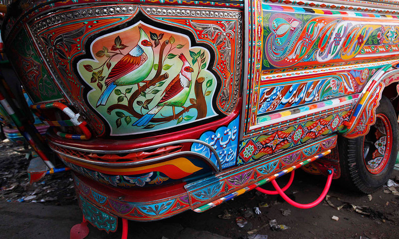 Karachi’s bedecked buses - Multimedia - DAWN.COM