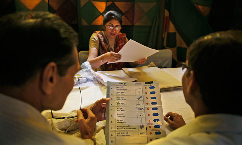 India’s polling officers on the go - Multimedia - DAWN.COM