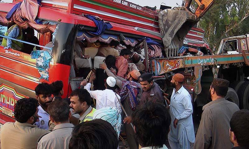 Road accident kills 41 in Sukkur - Pakistan - DAWN.COM