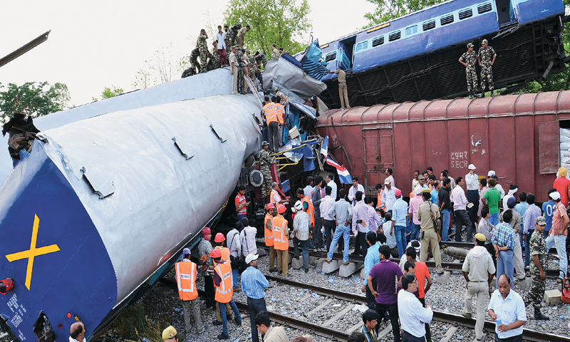40 perish as two trains collide in India - Newspaper - DAWN.COM