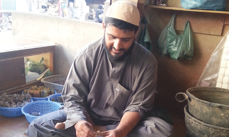 Addiction: Nesting with naswar - Newspaper - DAWN.COM