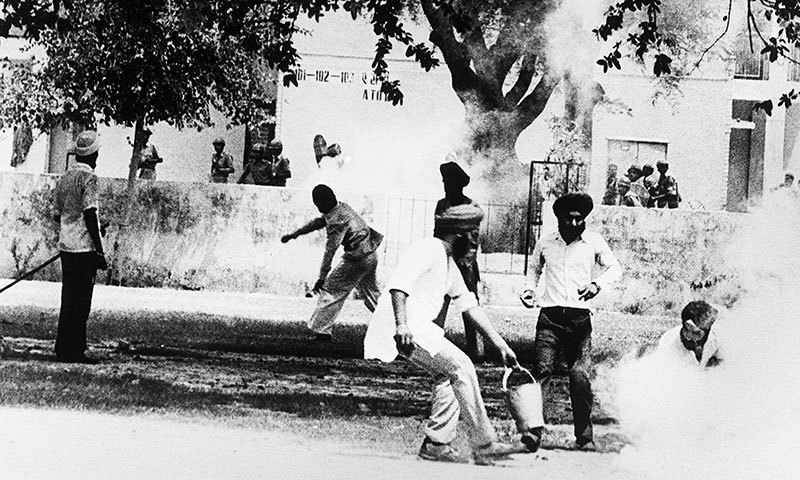 Sword fight at India's Golden Temple on raid anniversary - World - DAWN.COM